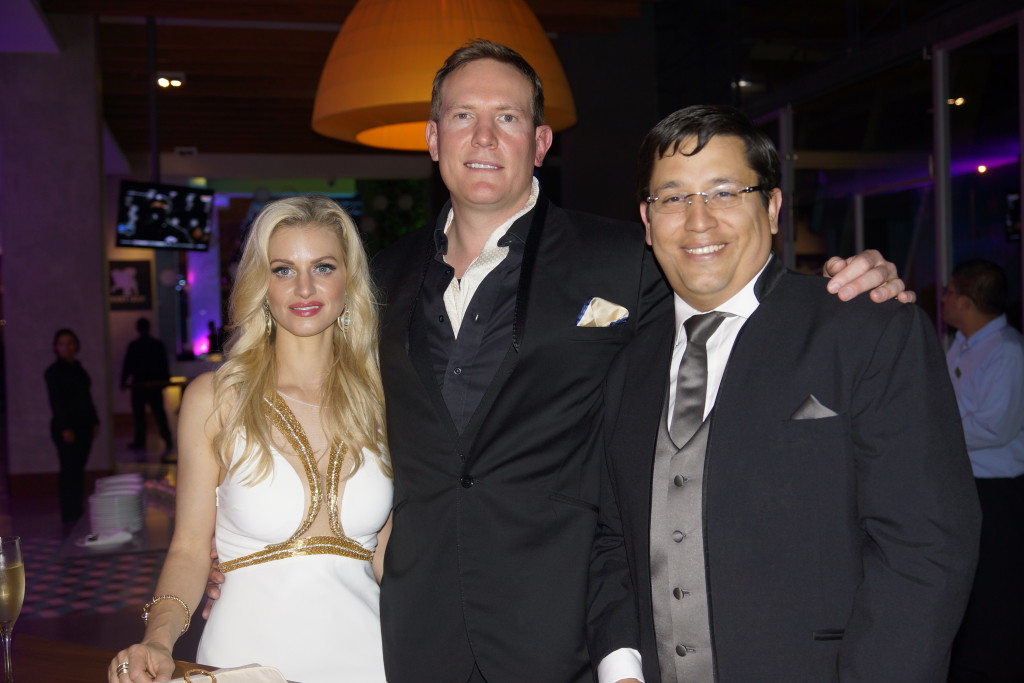 Johnathan Raineau y esposa con Cesar Recalde - Revista Apetito